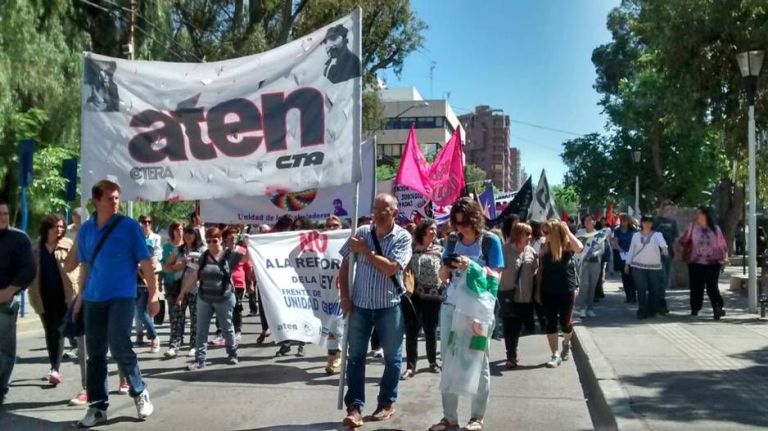 Marcha de ATEN en el segundo día de paro docente | Neuquén Al Instante ...